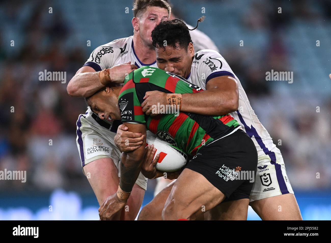 Michael Chee Kam des Rabbitohs est attaqué par Harry Grant (à gauche ...