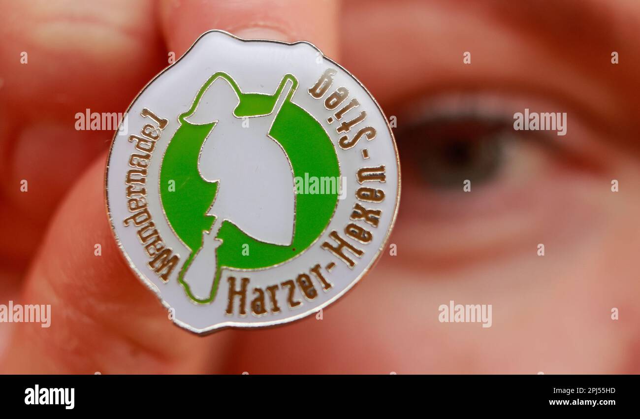 31 mars 2023, Saxe-Anhalt, Alexisbad: Un badge de Wandernadel de Harzer ...