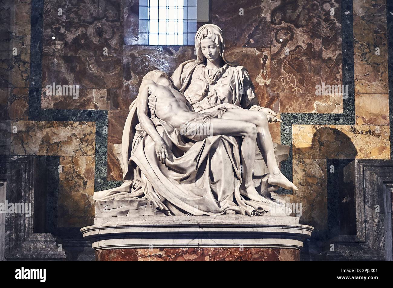 Sculpture de la Pieta de Michel-Ange à l'intérieur de la cathédrale Saint-Pierre de la Cité du ...