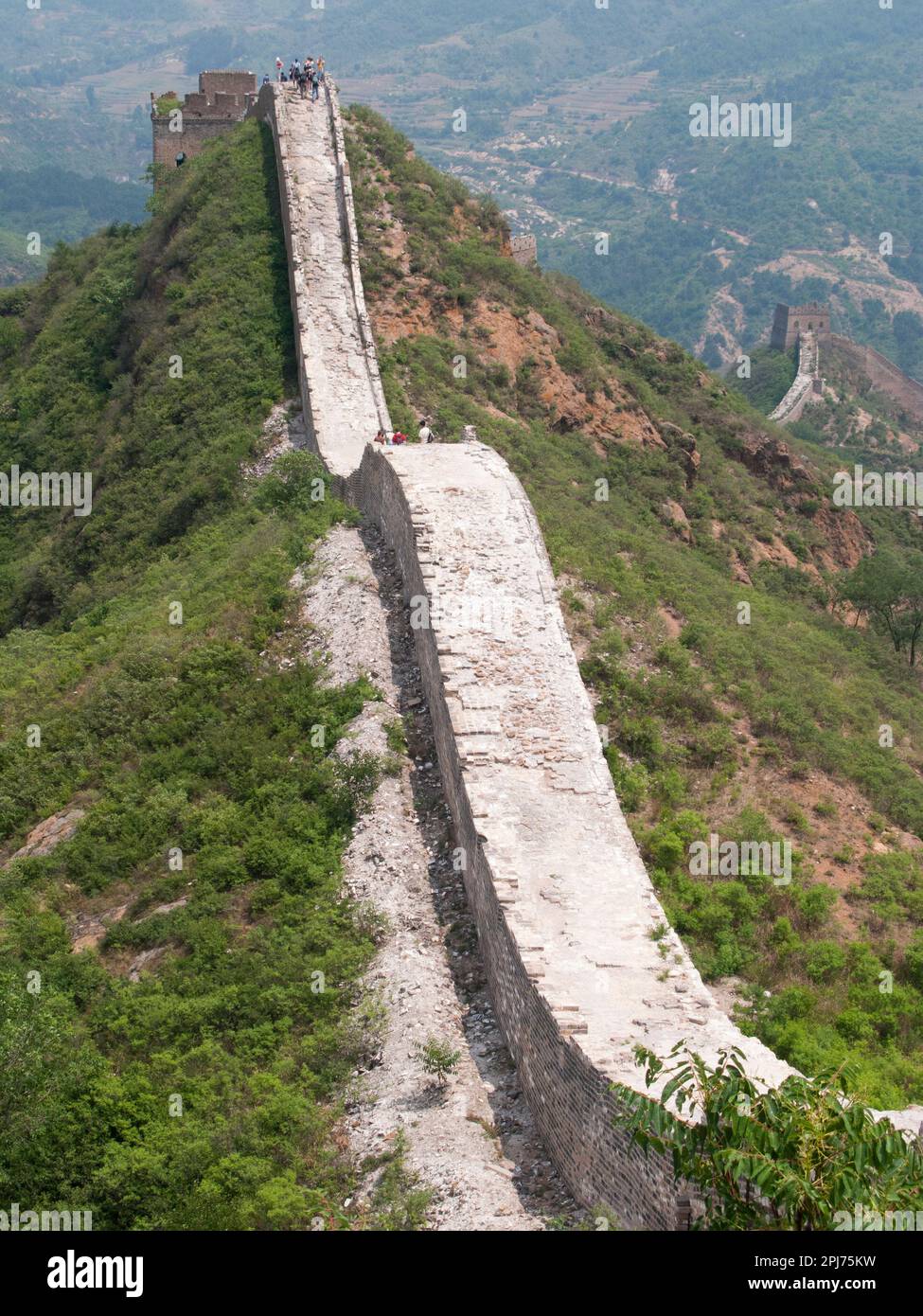 Grande Muraille de Chine avec des visiteurs touristiques. Excursion ...