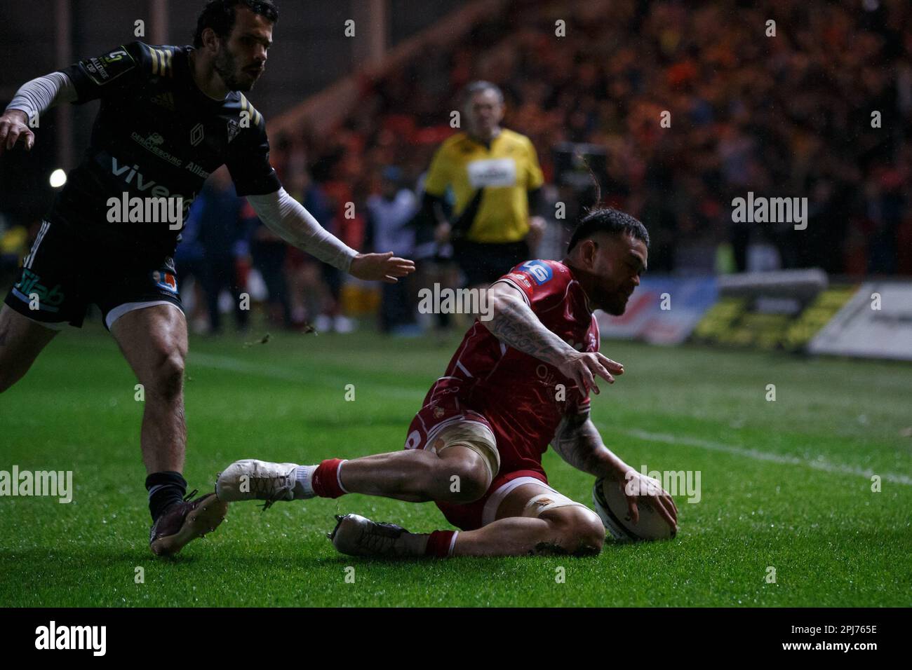 Llanelli, Royaume-Uni. 31 mars 2023. Vaea Fifita of Scarlets marque un ...