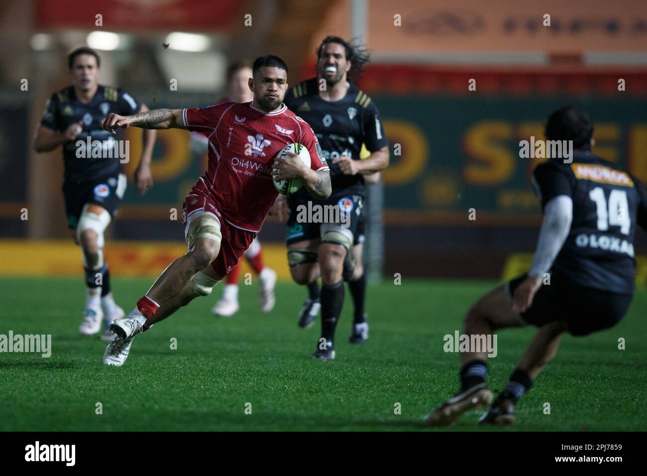 Llanelli, Royaume-Uni. 31 mars 2023. Vaea Fifita de Scarlets fait une ...