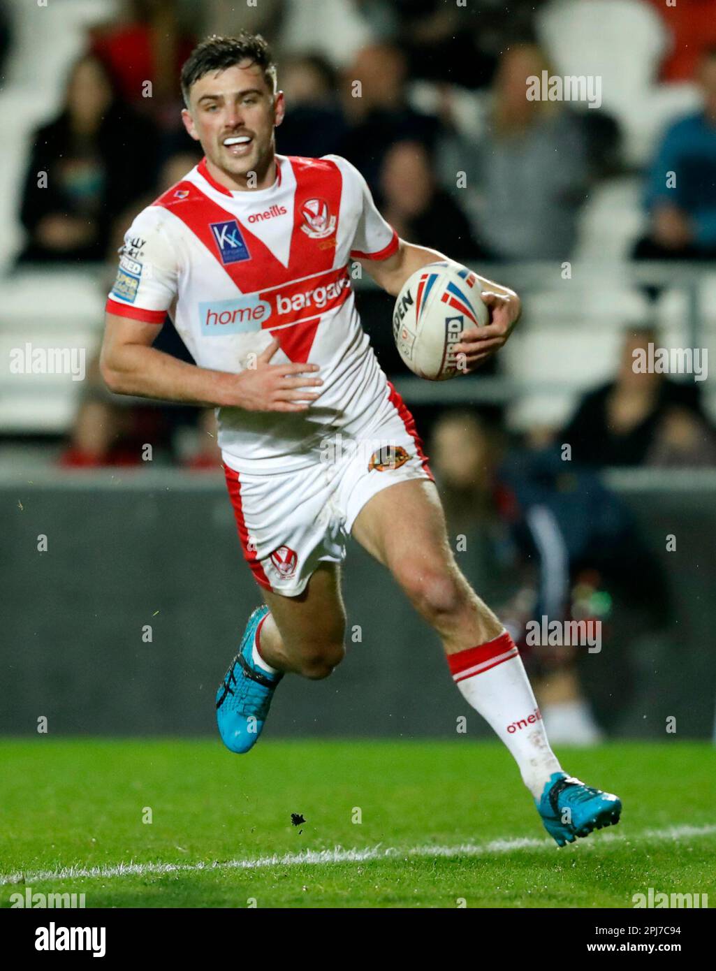 Le Lewis Dodd de St Helens en action lors du match de la Super League ...