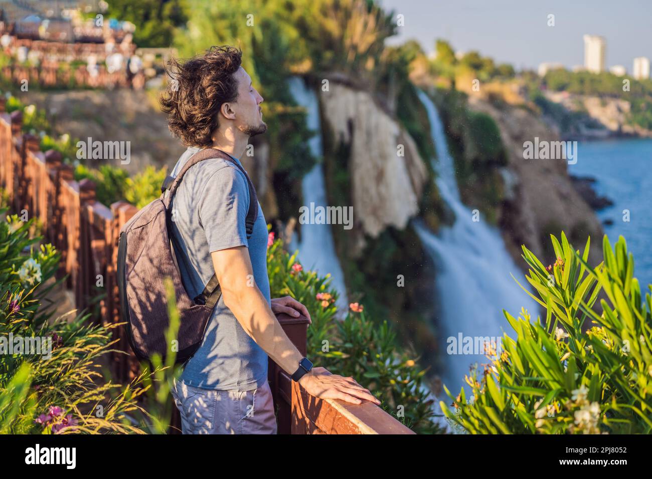 Homme touristique sur le fond de la cascade de Duden à Antalya. Lieux ...