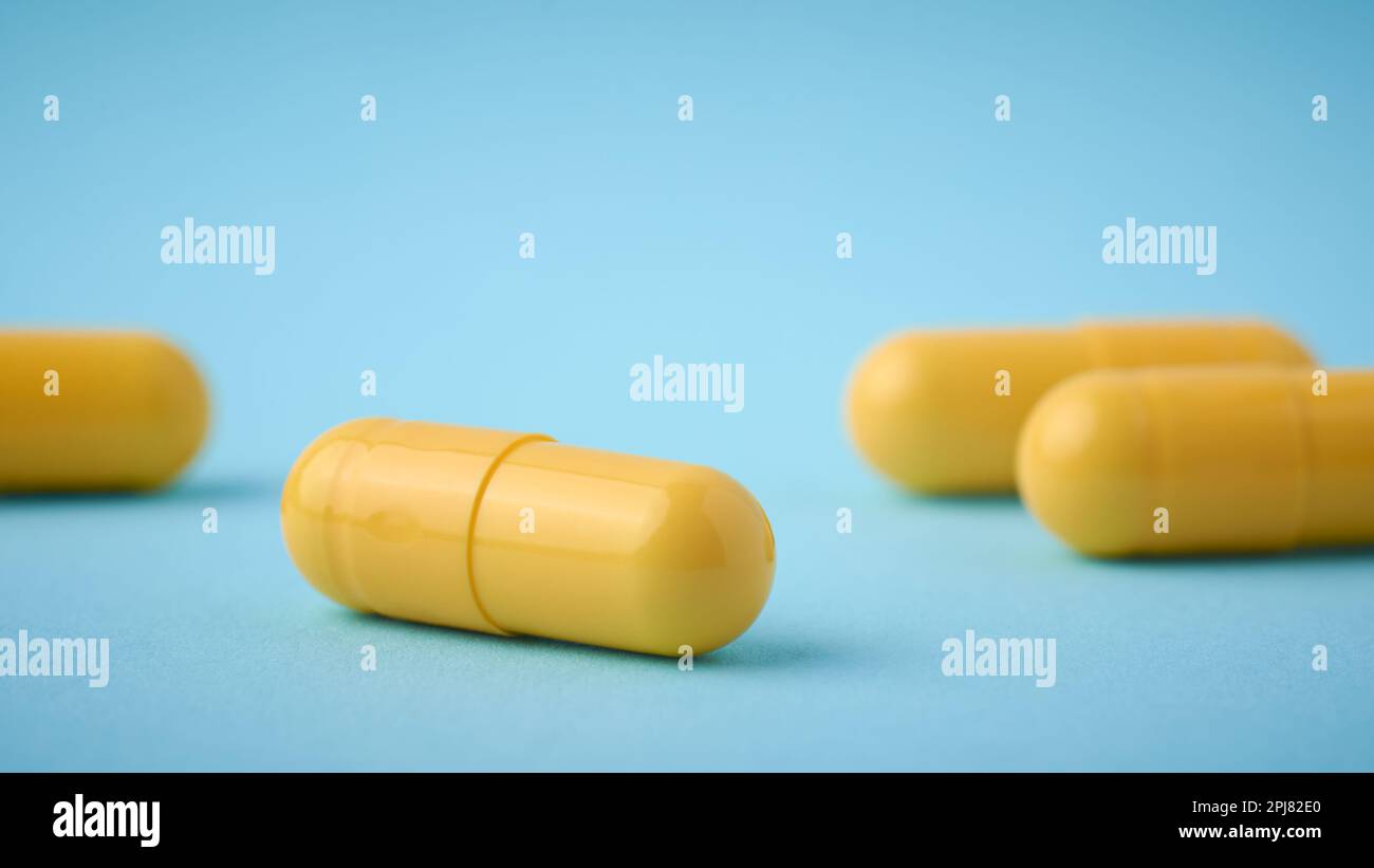 Capsules de gélatine molle bleues Banque de photographies et d’images à ...