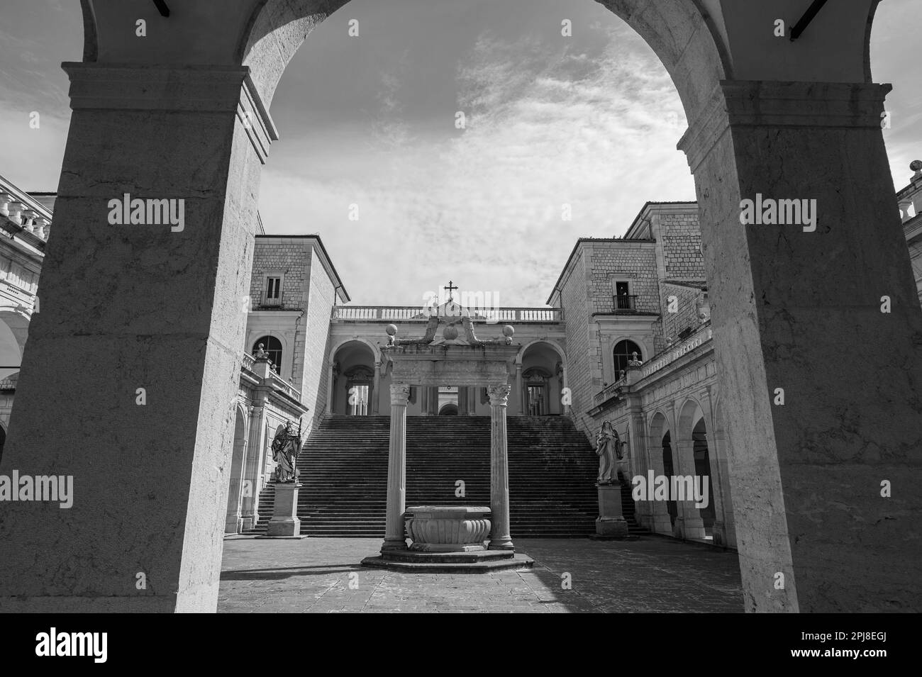 L'abbaye de Montecassino est un monastère bénédictin situé au sommet de ...