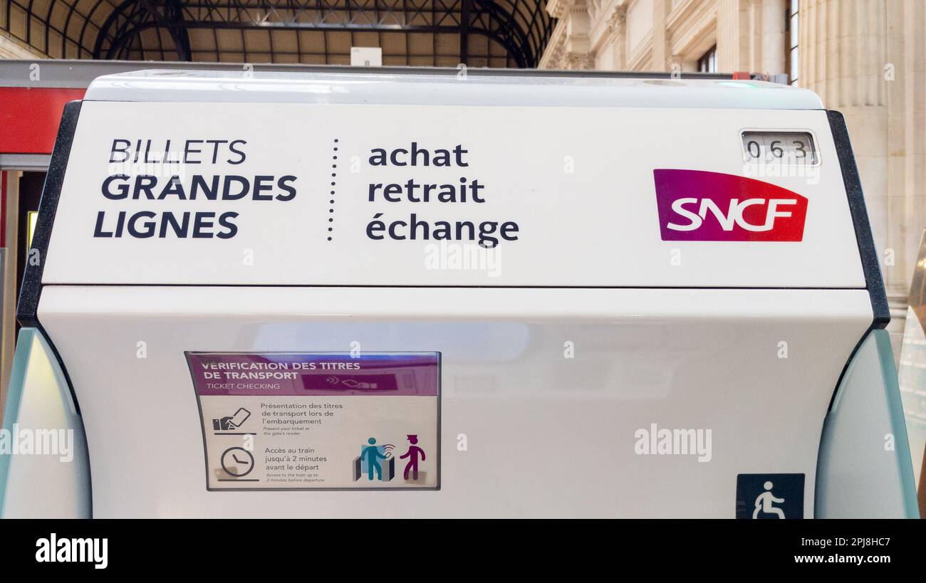 Bordeaux , Aquitaine France - 03 31 2023 : retrait et échange de ...