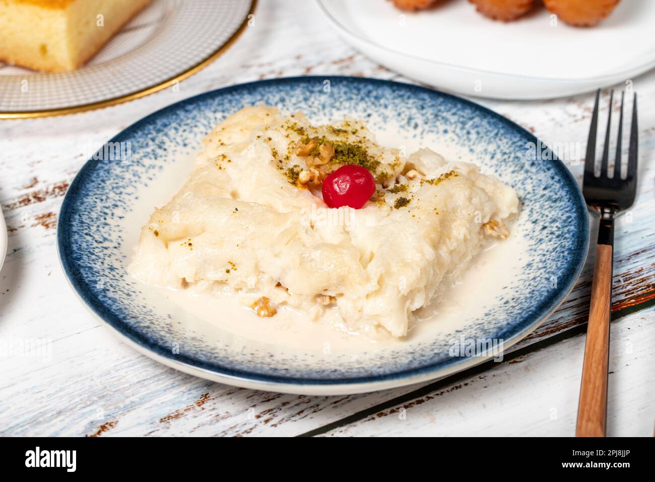 Güllace, revani, tulumba et pain kadayif dessert avec crème sur un ...