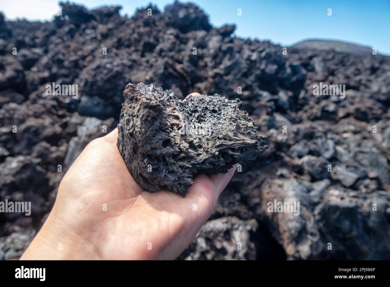 Une variété de formes de lave solidifiée au basalte (clinker, bloc-lave ...