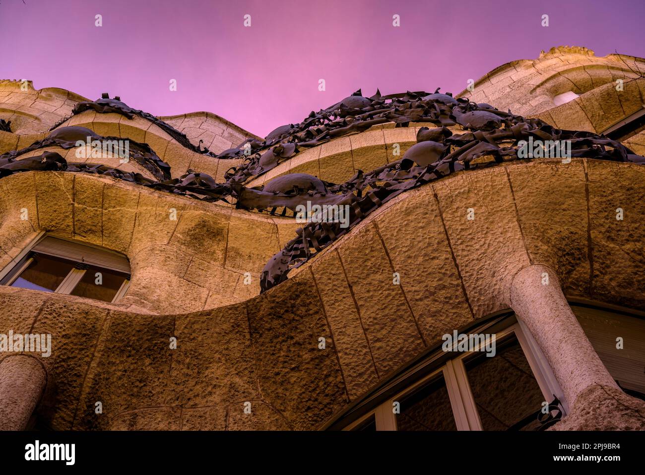 Façade de la Pedrera (Casa Milà) au crépuscule et nuit, une œuvre d ...