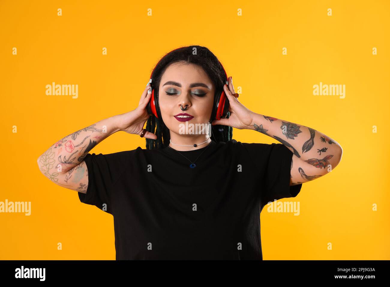 Belle Jeune Femme Avec Des Tatouages Sur Les Bras Le Perçage Du Nez Et