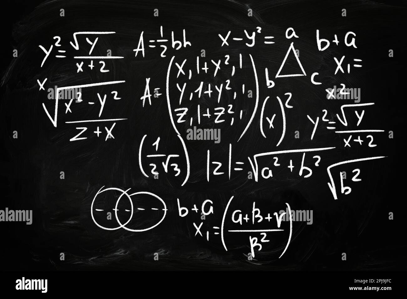 De nombreuses formules mathématiques différentes écrites sur tableau de ...