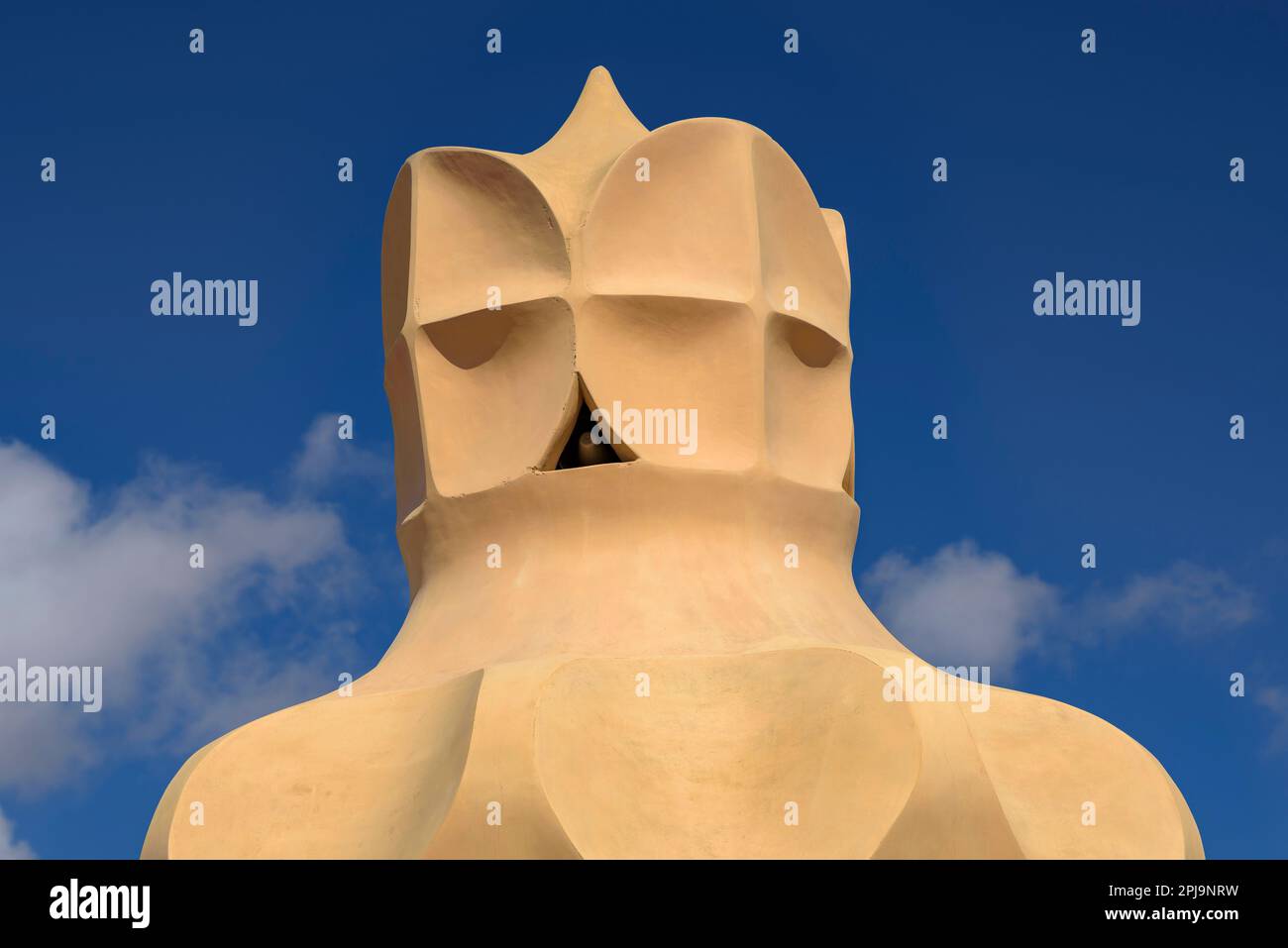 Escalier surmonté de formes incurvées et croix armée de 4 conçue par ...