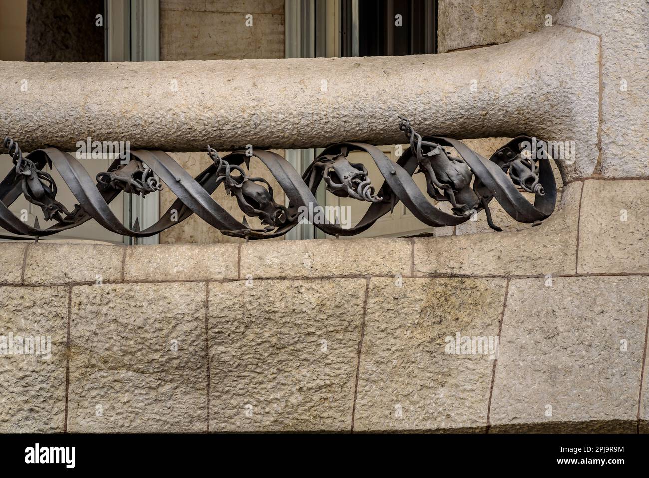 Détails en fer forgé sur les chemins de fer de la Pedrera - Casa Milà ...