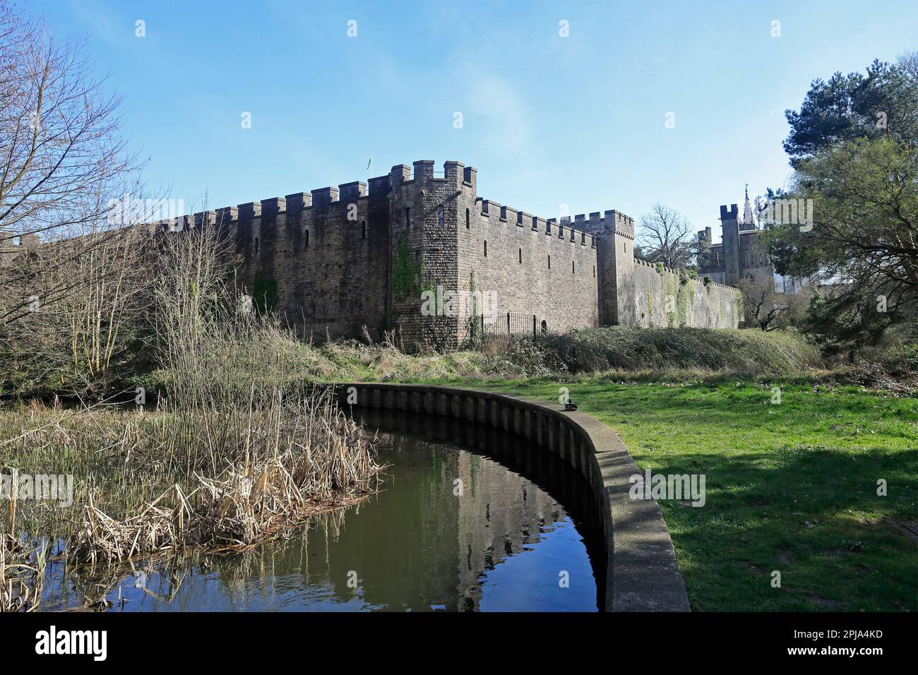 Les murs du château de Cardiff avec réflexion et le canal d ...