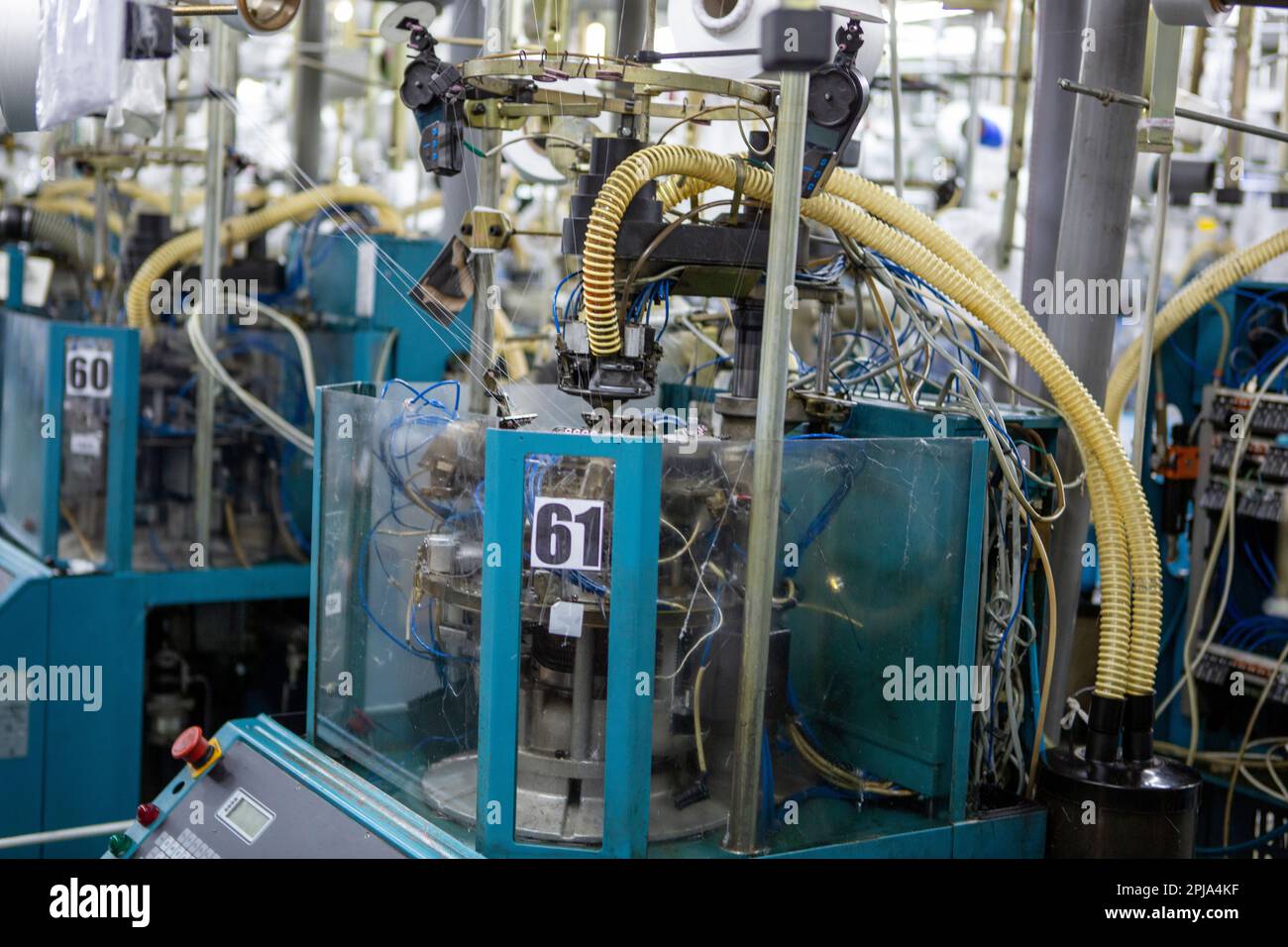 Industrie textile avec machines à tricoter en usine. Industrie textile ...