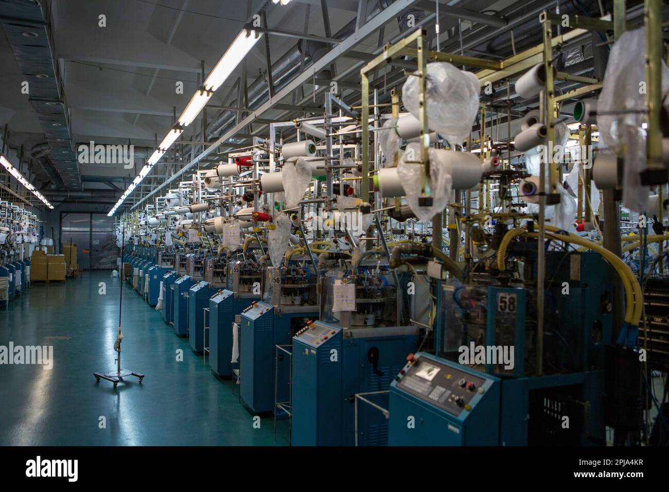 Industrie textile avec machines à tricoter en usine. Industrie textile ...