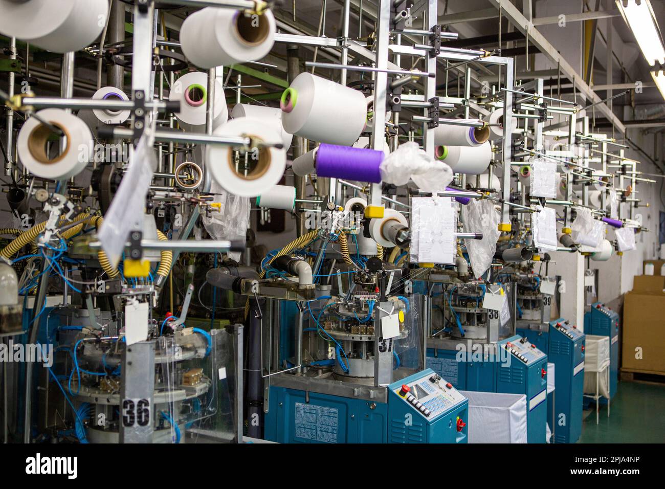 Industrie textile avec machines à tricoter en usine. Industrie textile ...