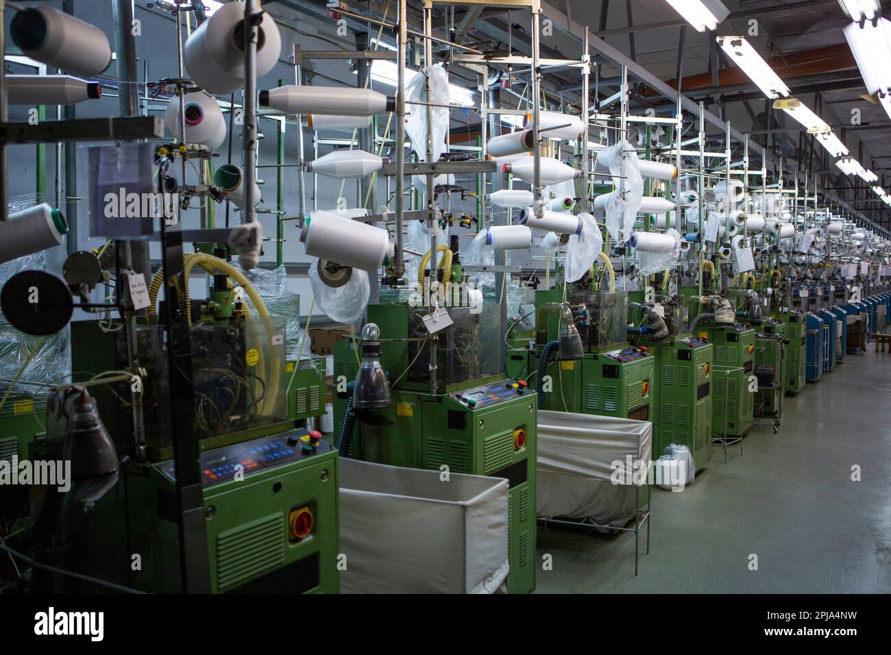 Industrie textile avec machines à tricoter en usine. Industrie textile ...