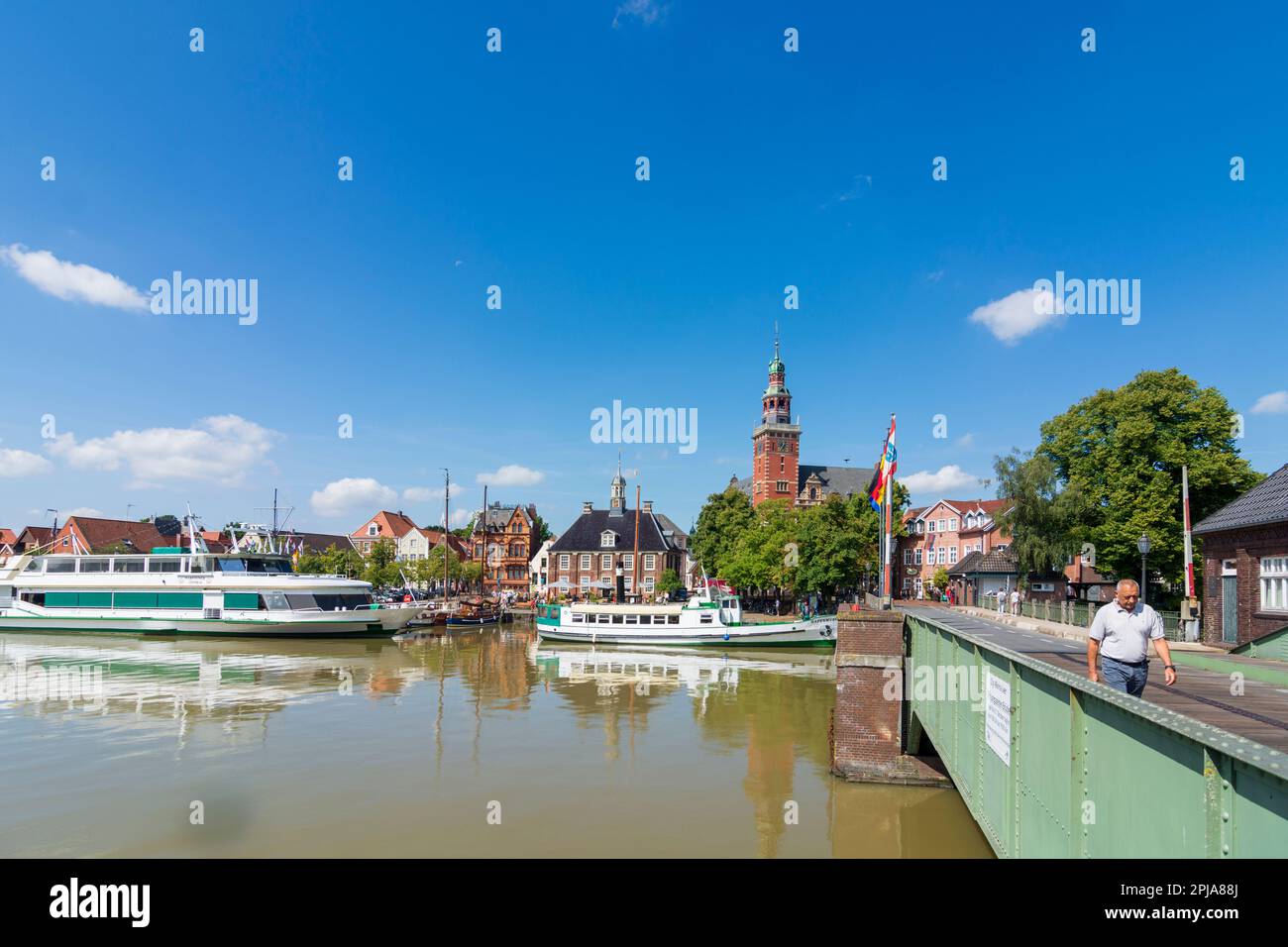 Leer: Alte Waage (ancienne échelle, à gauche) et tour de l'hôtel de ...