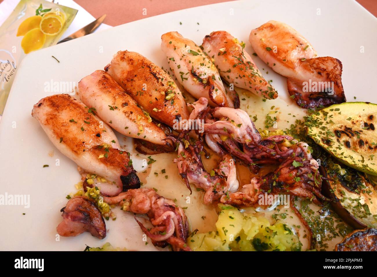 Calamars grillé, servi avec des courgettes et du verger suisse avec des ...