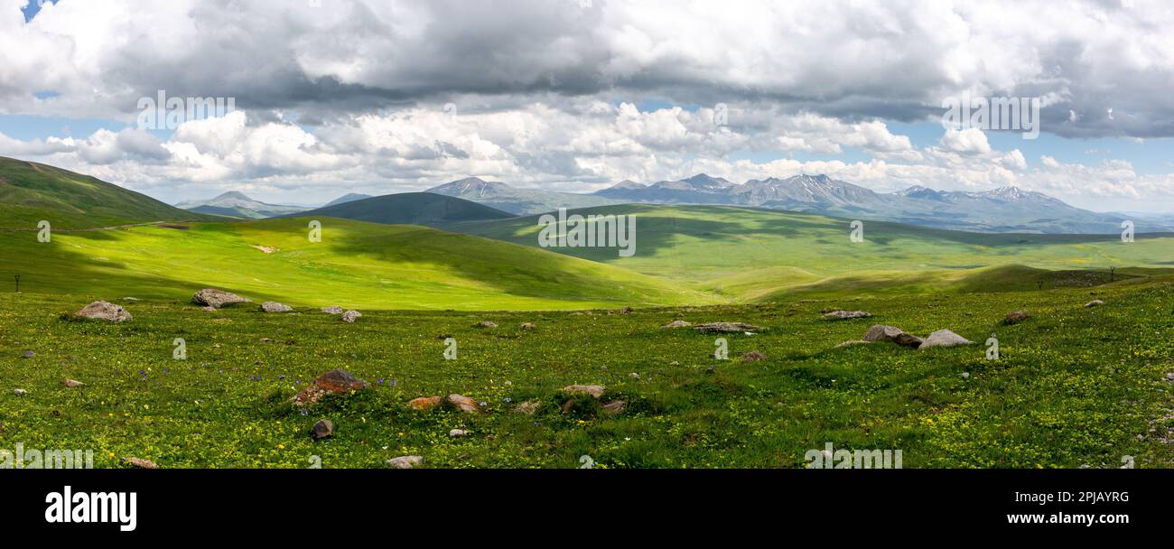 Panorama du plateau de Javakheti avec d'anciens volcans dormants - pics ...