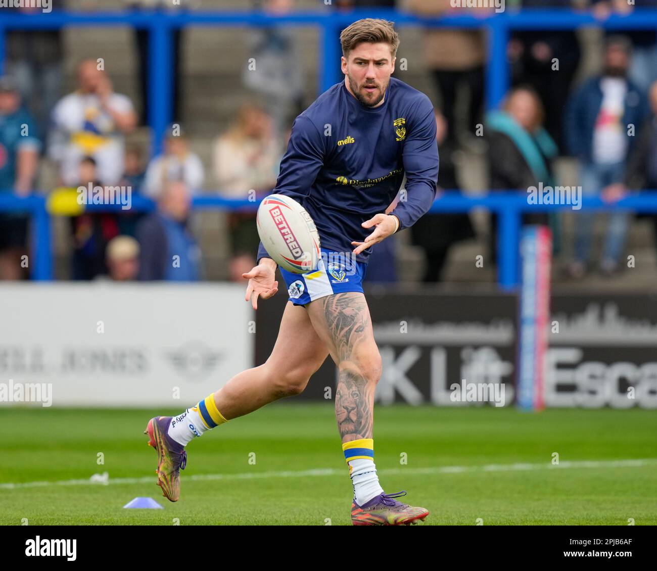 Greg Minikin #21 de Warrington Wolves se réchauffe avant le Betfred ...