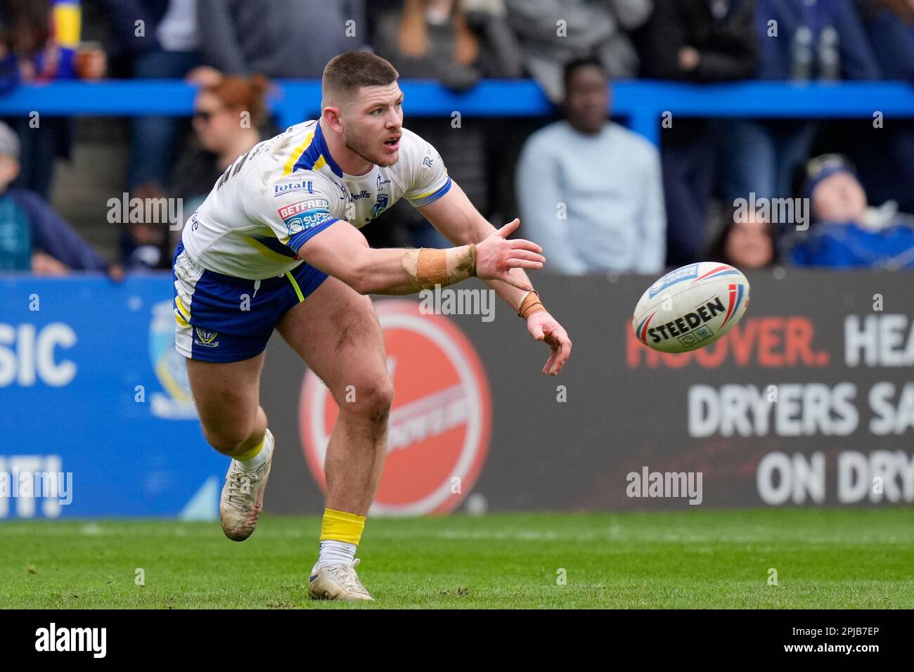 Danny Walker #16 de Warrington Wolves passe le ballon pendant le match ...
