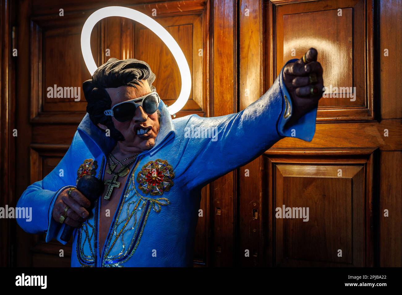 Elvis statue Banque de photographies et d’images à haute résolution - Alamy