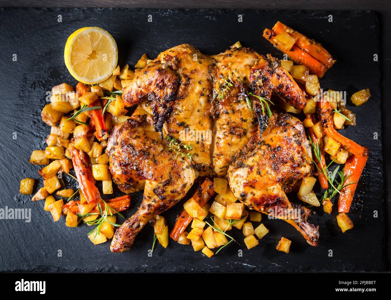 Poulet entier grillé au beurre avec légumes et pommes de terre rôtis ...