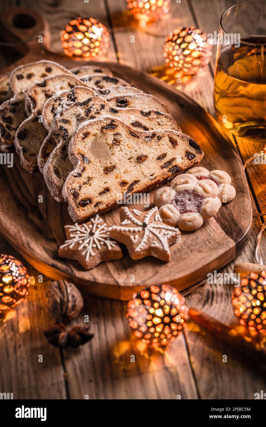 Noël Stollen et des biscuits avec du vin chaud aux pommes et des ...