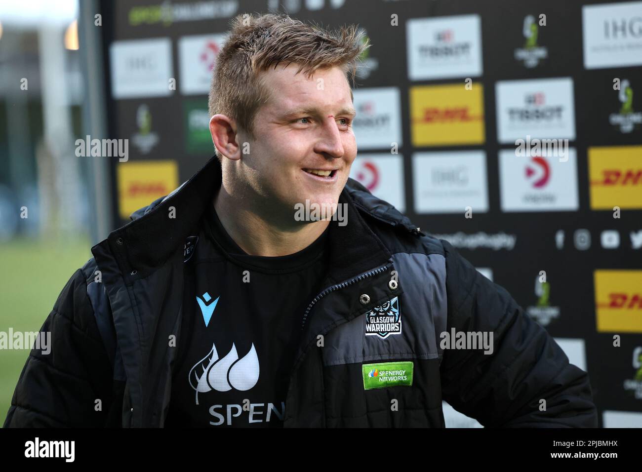 Johnny Matthews des Glasgow Warriors étant interviewé après le coup de ...