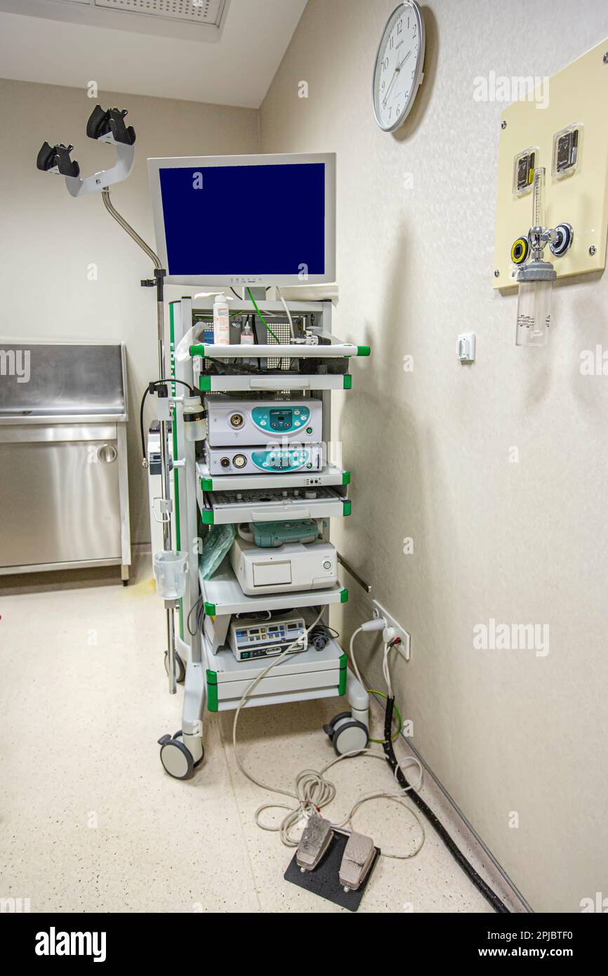 Kit d'équipement d'endoscopie moderne. Système d'endoscopie vidéo électronique. Un lit de ...