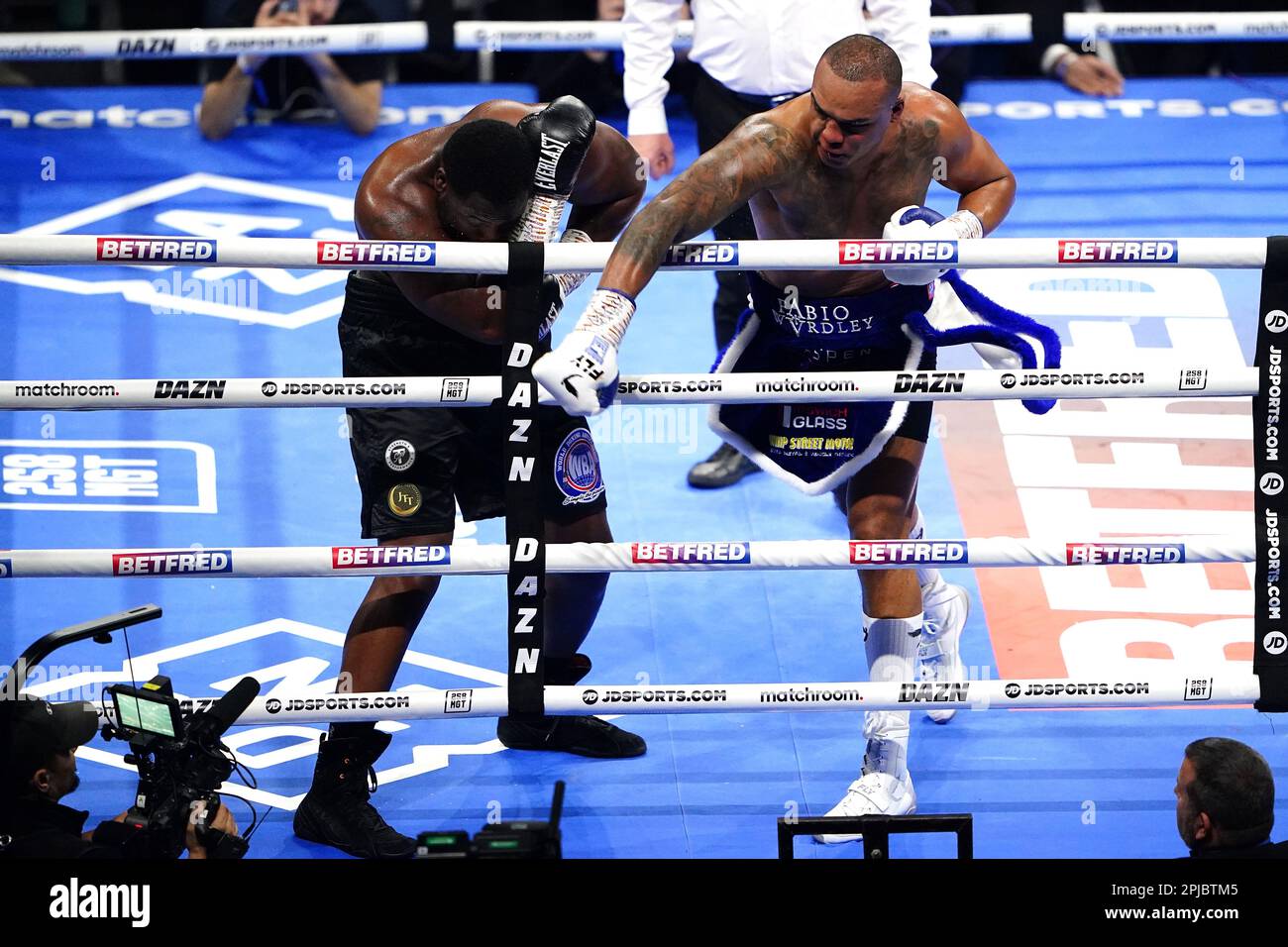 Fabio Wardley (à droite) en action contre Michael poli-Coffie dans le ...