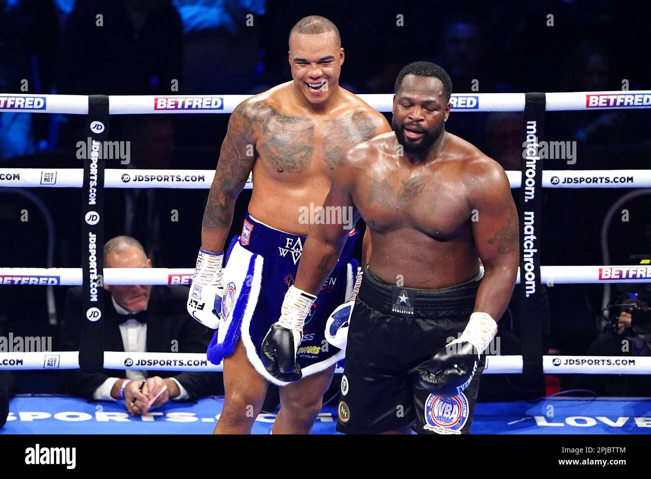 Fabio Wardley (à gauche) célèbre la victoire dans le WBA Continental ...