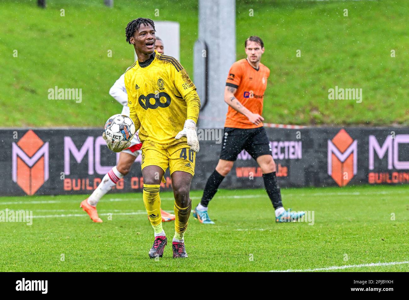 Gardien de but Matthieu Epolo (40) de Standard photographié lors d'un ...