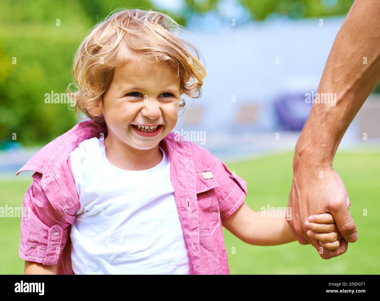 Sortie pour la journée avec Dad. un petit garçon heureux tenant la main ...