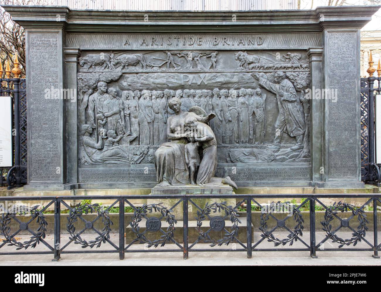 Monument bas-relief à Aristide Briand, à l'extérieur du ministère des ...