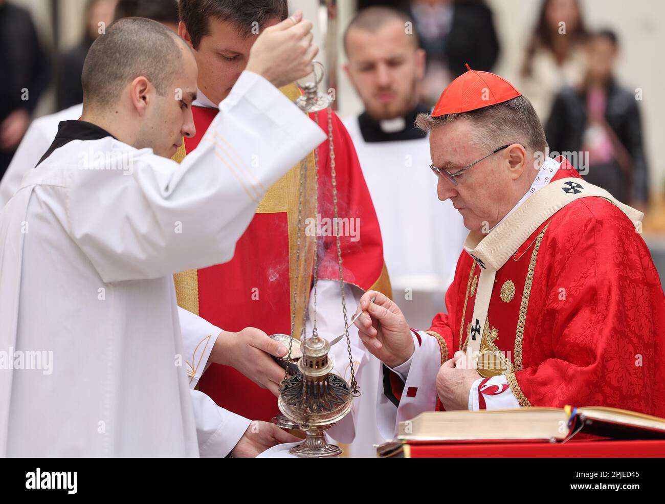 Kastel Stari, Croatie. 02nd avril 2023. Le cardinal Josip Bozanic bénit ...
