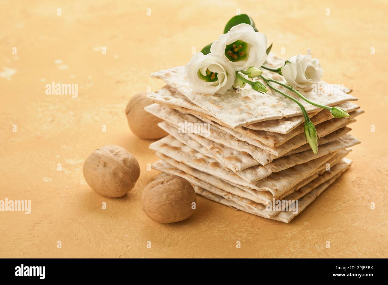 Concept de célébration de la Pâque de Matzah. Le pain traditionnel juif ...