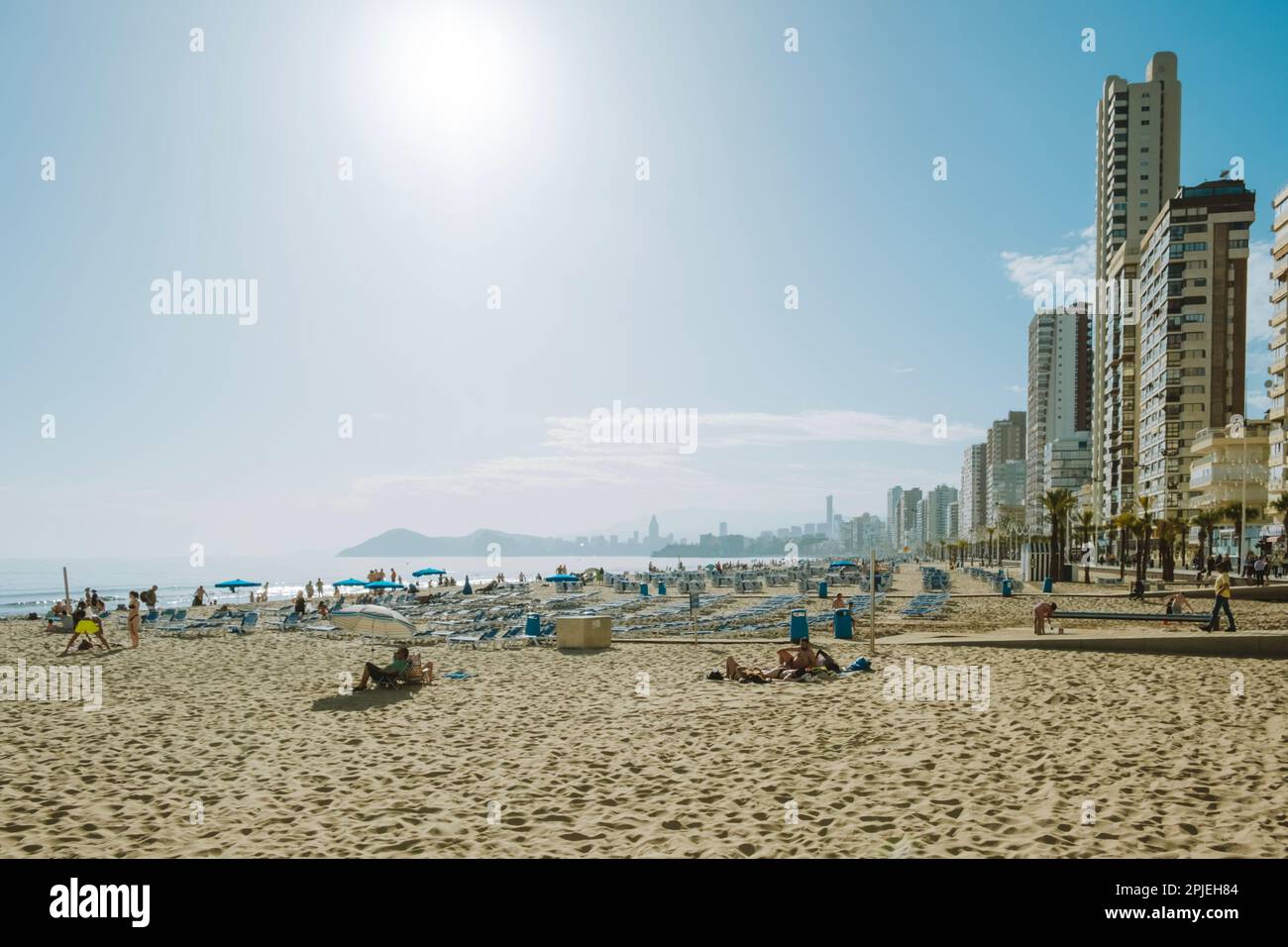 Benidorm, Espagne - 01 avril 2023: Les gens et les touristes de la ...