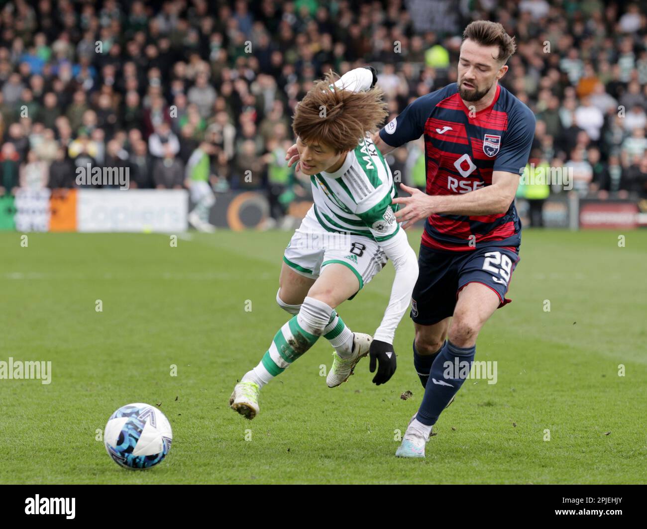 Kyogo Furuhashi (à gauche) du Celtic et Gwion Edwards du comté de Ross ...