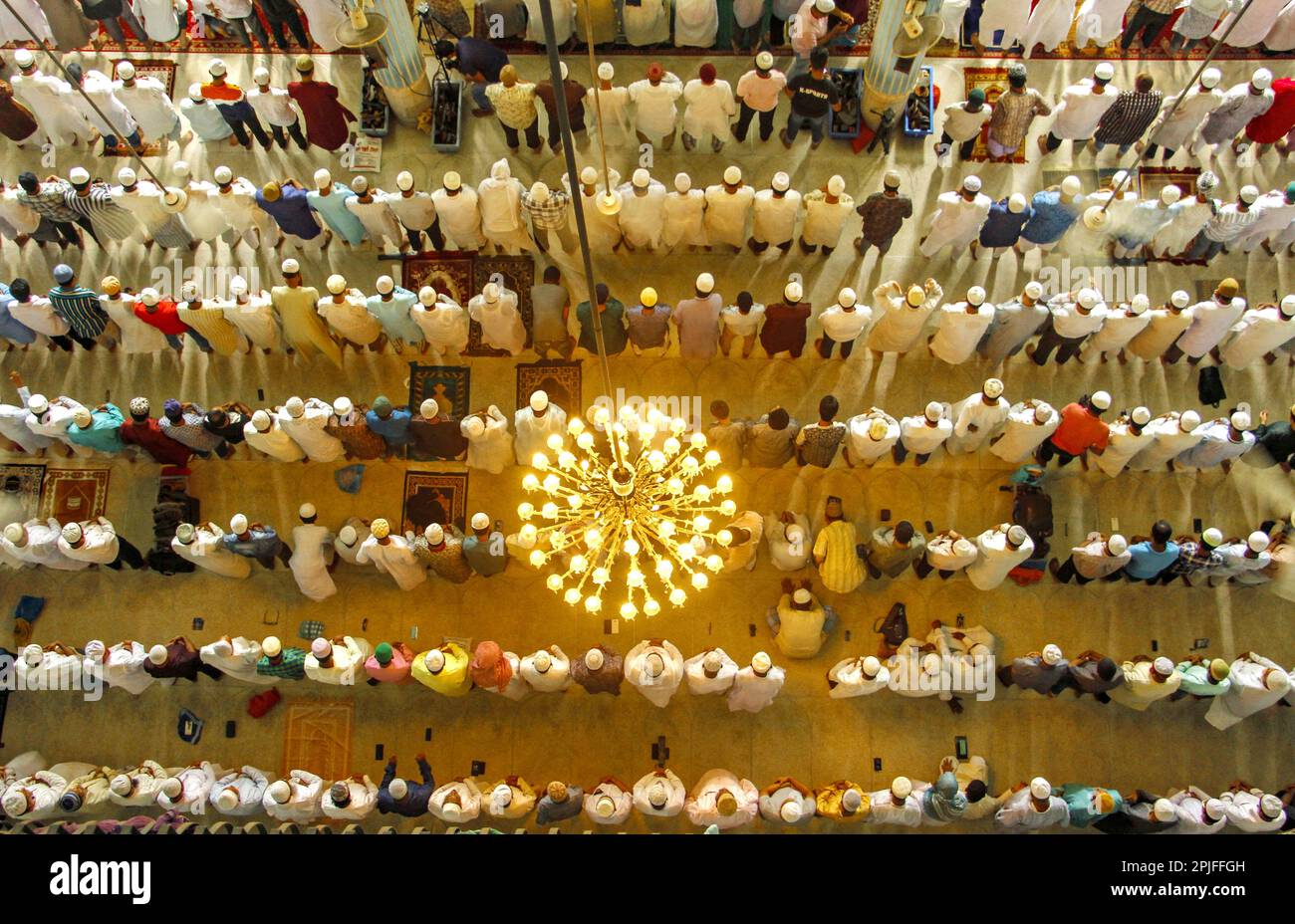 Muslims praying facing the kaaba Banque de photographies et d’images à ...