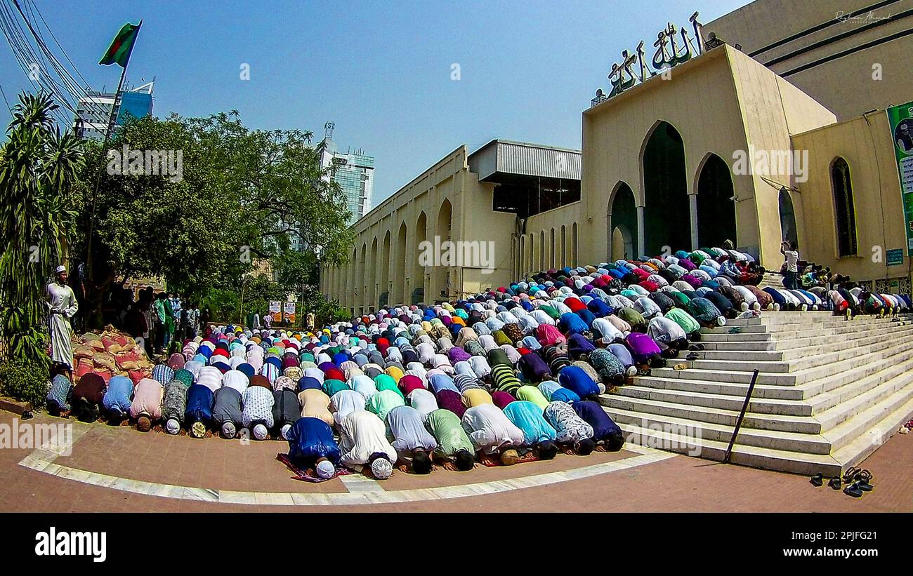 Muslims praying facing the kaaba Banque de photographies et d’images à ...