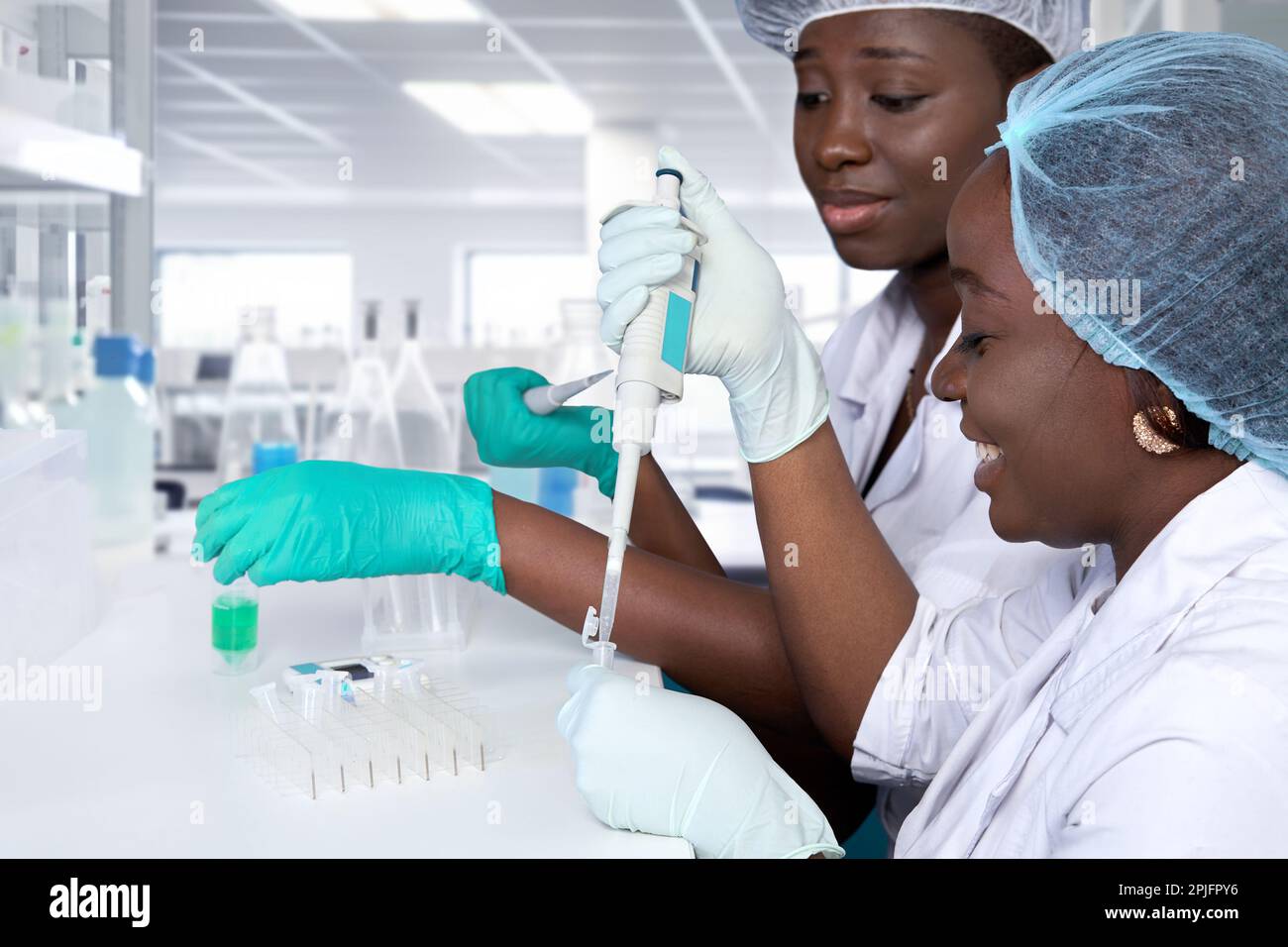 Deux femmes africaines scientifiques travaillant en laboratoire ...