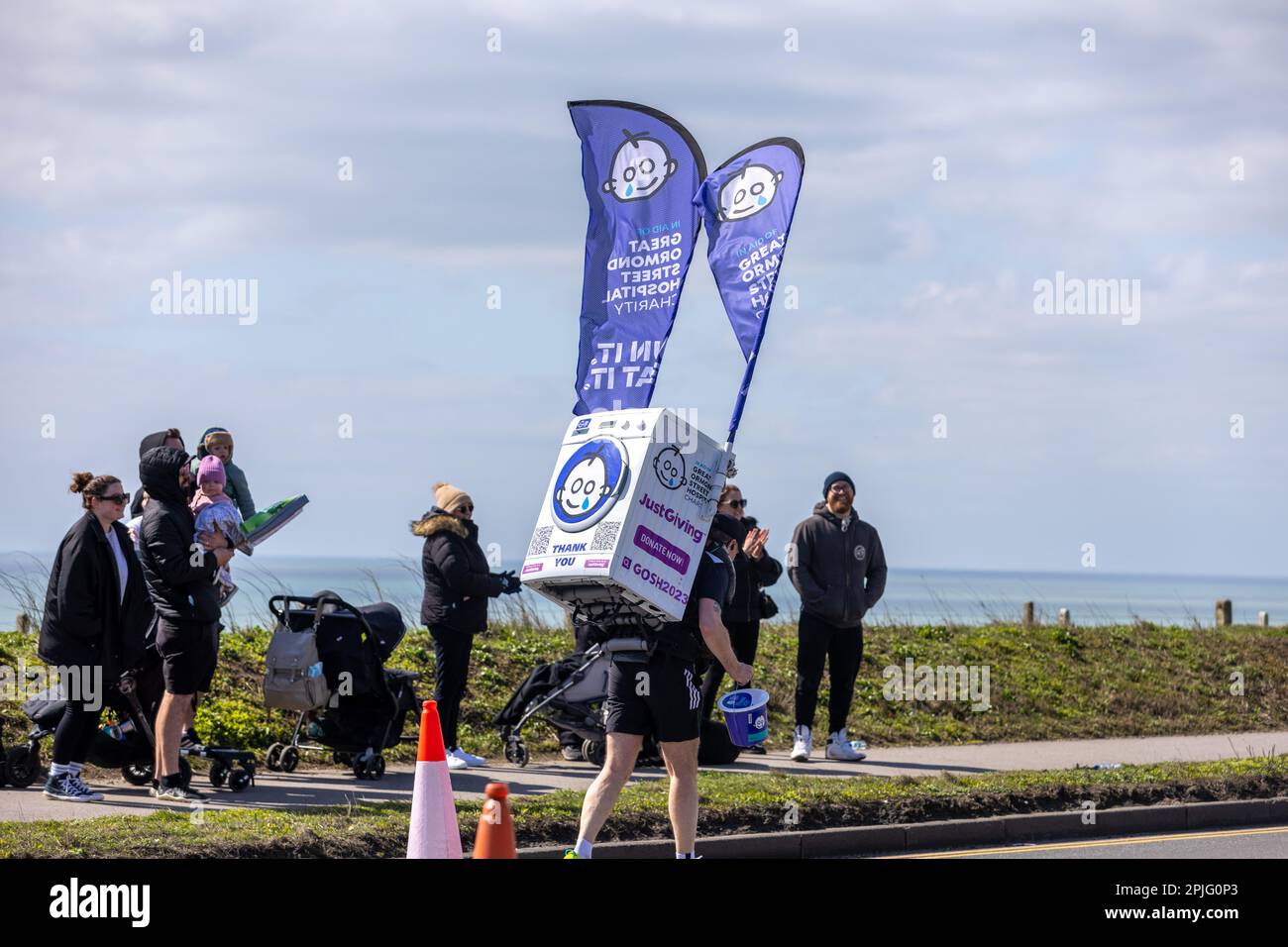 Un homme a couru le marathon de Brighton de 26 miles avec un lave-linge ...