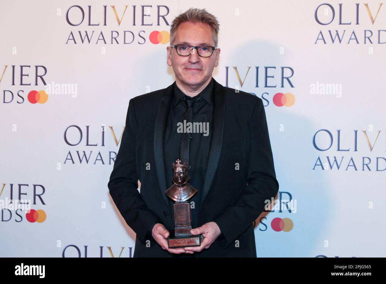 Tom Bye pose avec le prix du meilleur set Design pour « RSC's My ...