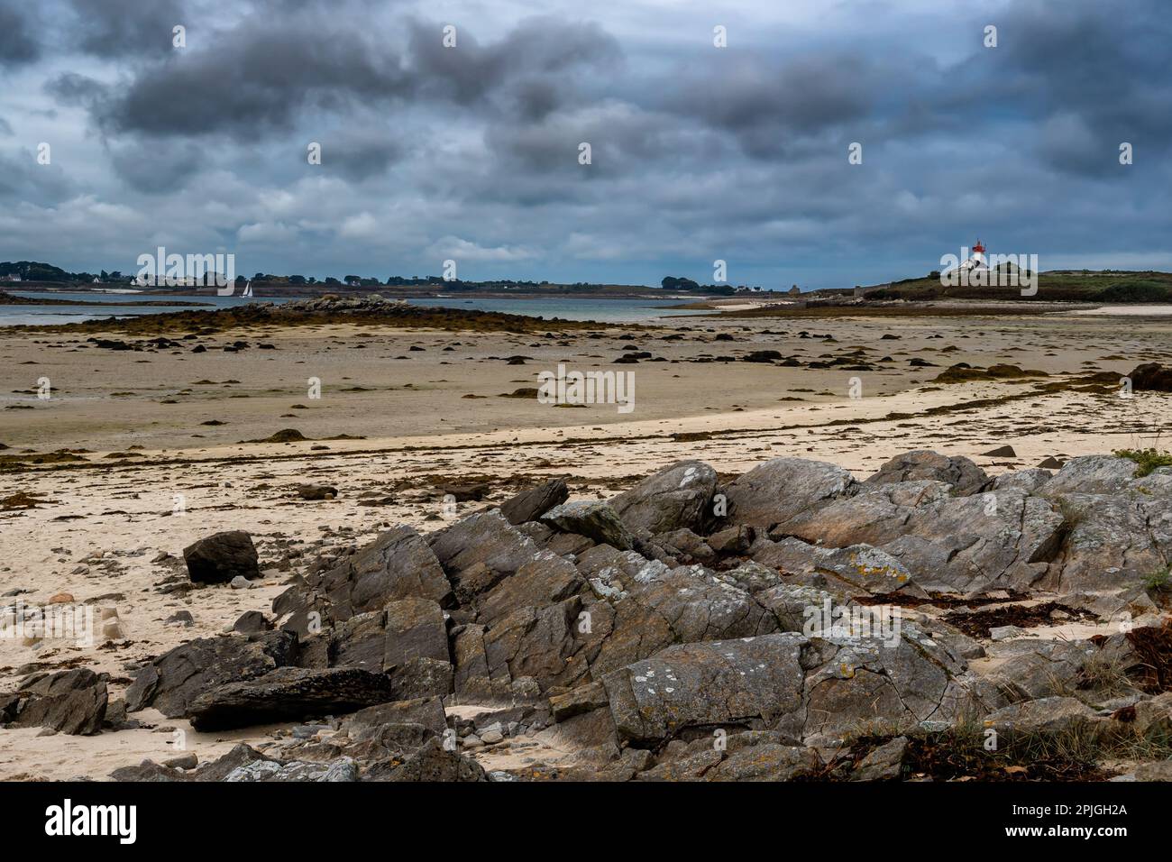 Plage de Saint Cava avec phare sur l'île de Finistère Wrach en Bretagne ...