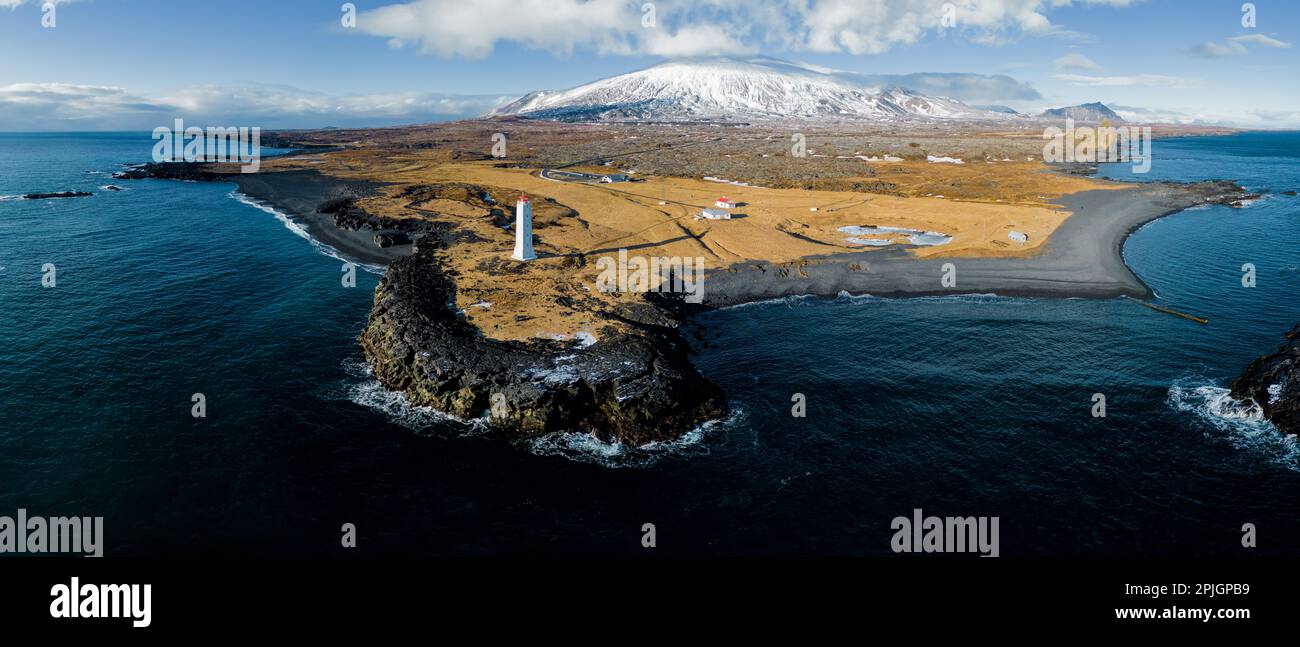 Panorama aérien du phare de Malarrif avec le volcan Snæfellsjökull en ...