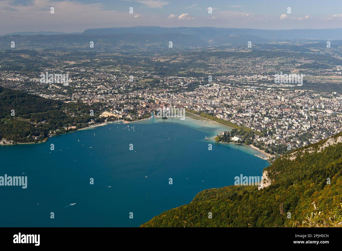 Vue du Mont Veyrier sur le lac d'Annecy, le lac d'Annecy et la ville d ...